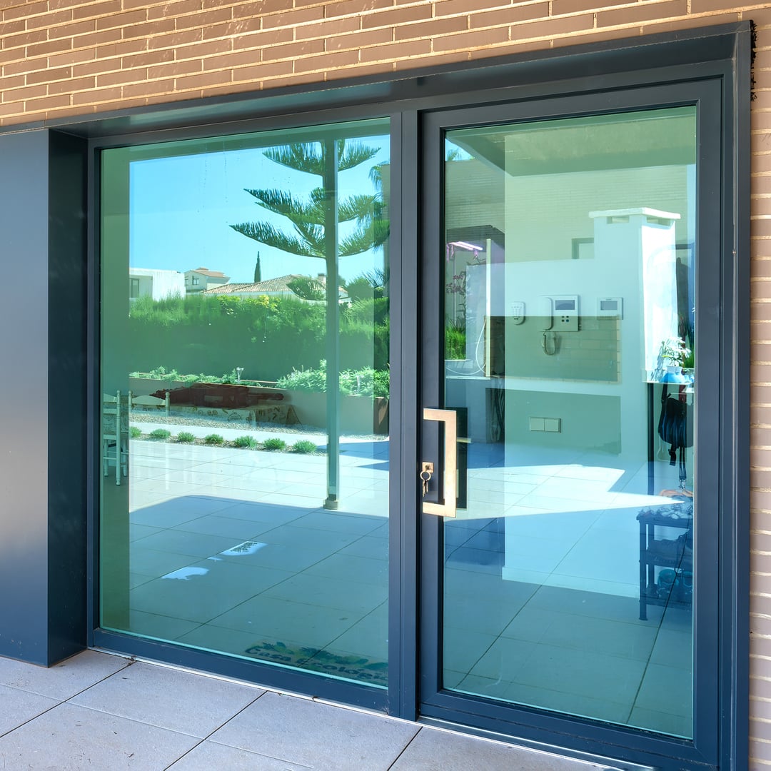 Neubau Valencia: Fenster, Hebeschiebetüren und Haustür – Finstral AG