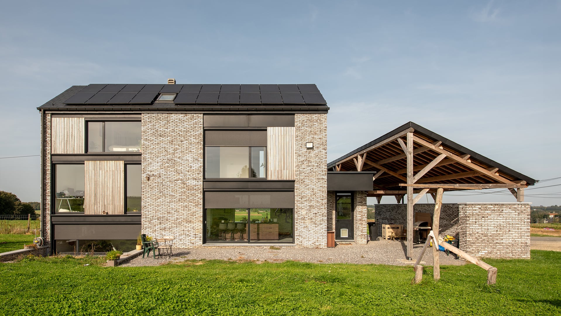 Casa unifamiliare di nuova costruzione: profili slanciati, moltissimo ...